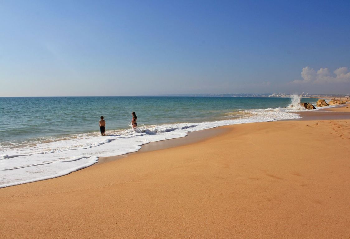 Praia da Galé: the Complete Guide to the Golden Beach [2018]